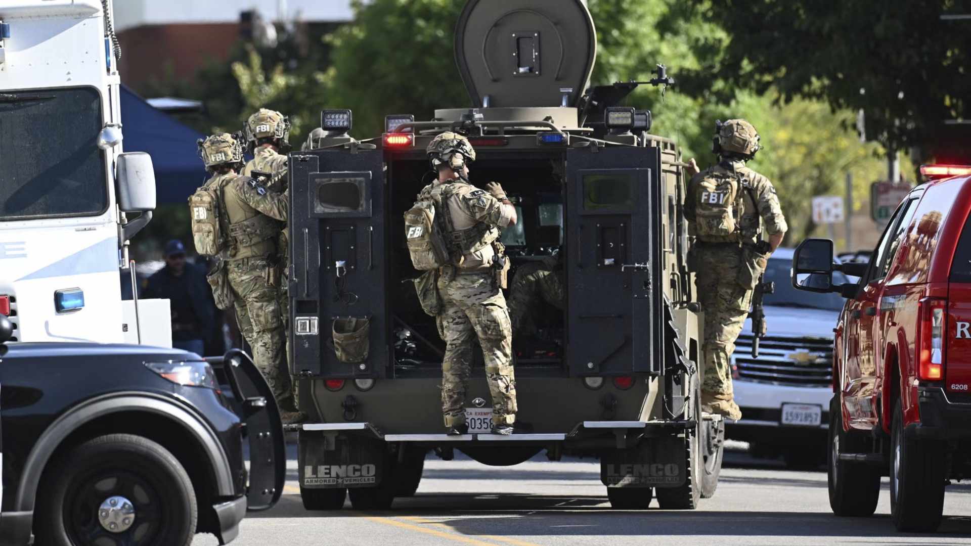 Policía abate a sujeto armado en un banco de California